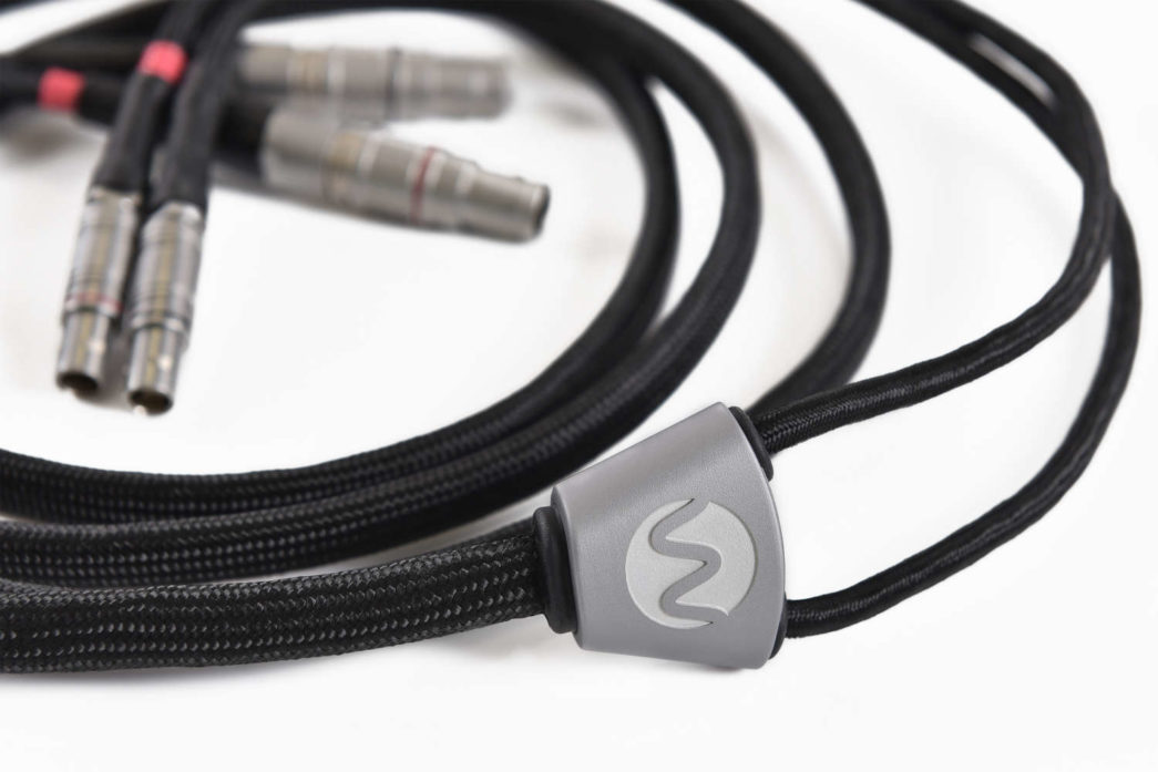 ลองเล่นลองฟัง APERIO ราชสีห์ทองคำจาก Warwick Acoustics - What HI-FI ...